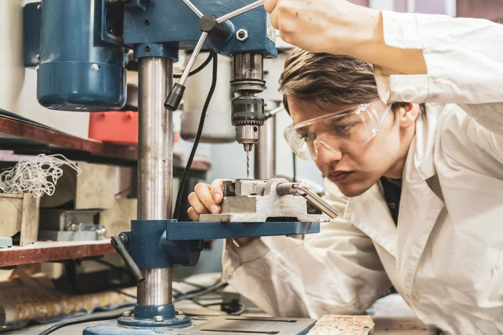 Manual Machinist: What Is It? and How to Become One?