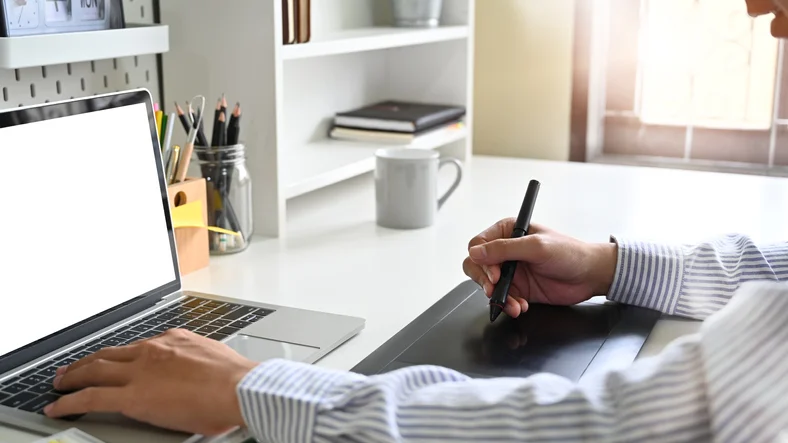 Graphic Designer Telecommute: What Is It? and How to Become One?