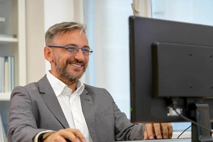 Online Education Professor: What Is It? and How to Become One?