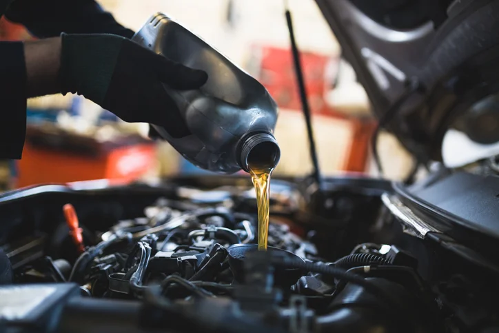 Oil Change Technician: What Is It? and How to Become One?